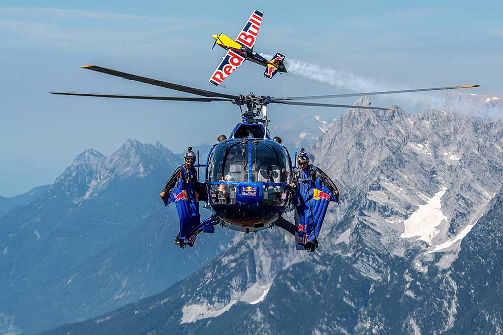 Spektakuläre Flugshow der Flying Bulls und des Red Bull Skydive Teams ...