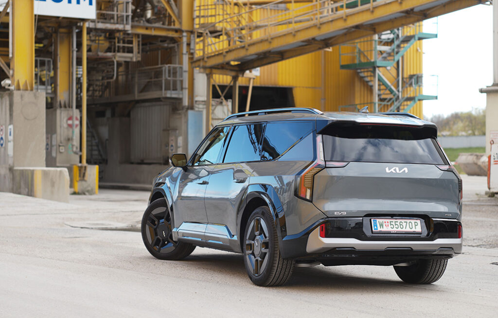 Der Kia EV9 ist in der Finalrunde des „Car of the Year 2024“ - Motor ...