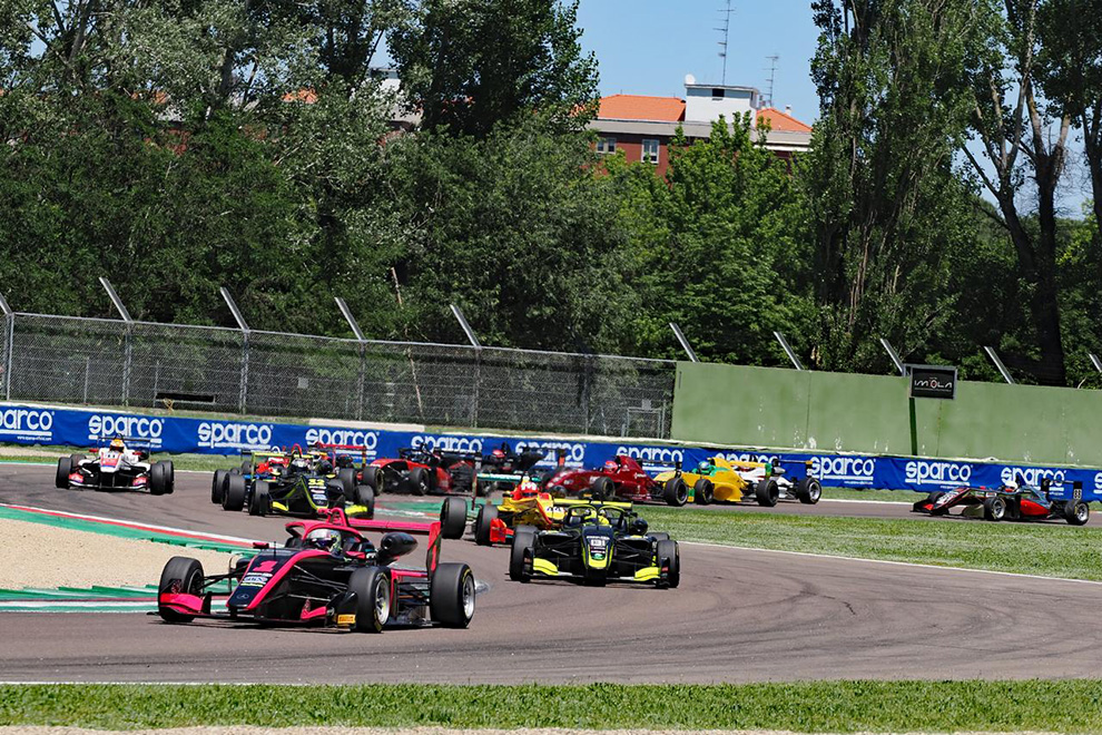 Benjamin Berta erobert mit erstem Saisonsieg die Tabellenführung ...